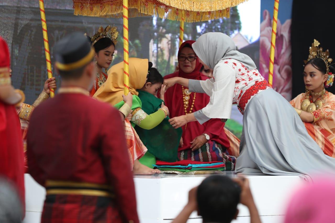 Tujuh Istri Wali Kota Ikuti Tradisi Mappasiori Waju di Ladies Program ...