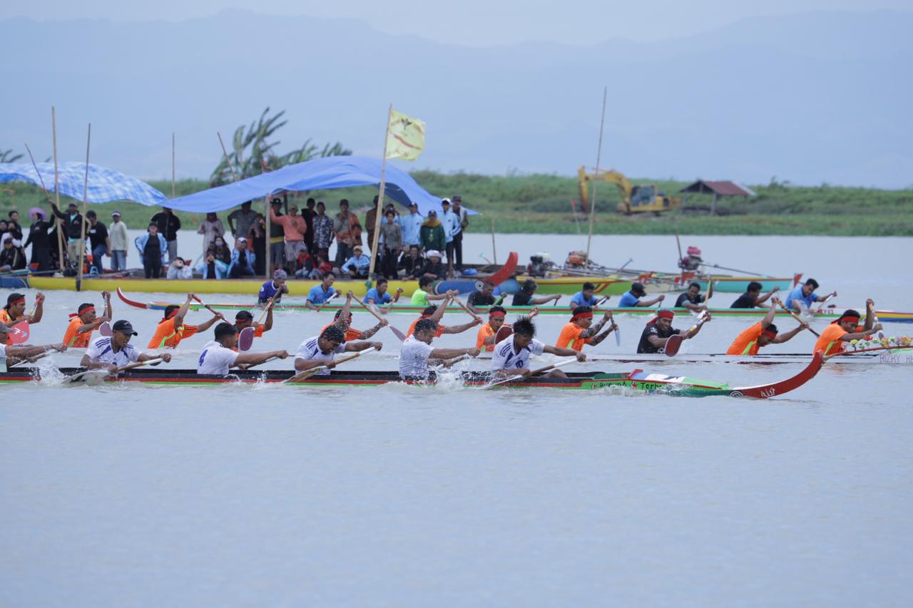 Lomba Perahu Hias, Balap Perahu Dayung dan Perahu Mesin Ramaikan ...